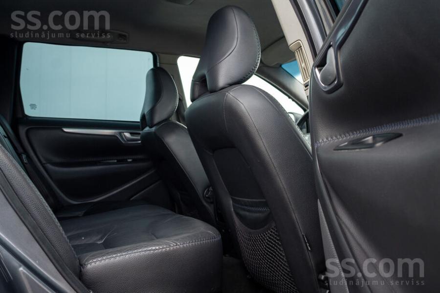 Grey Volvo XC70 2005 in Jelgava, with an engine capacity of 2.40 L and mileage of 353 thousand km for 2800 €, photo 11 on AUTOMOTO.COM.LV