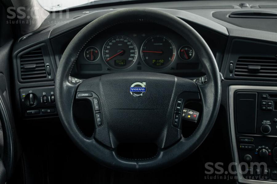 Grey Volvo XC70 2005 in Jelgava, with an engine capacity of 2.40 L and mileage of 353 thousand km for 2800 €, photo 13 on AUTOMOTO.COM.LV