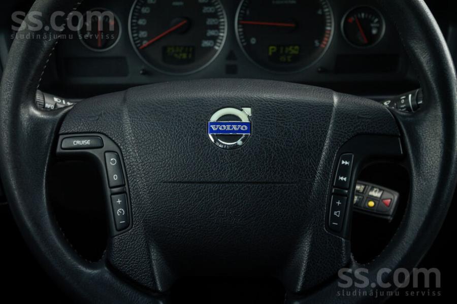 Grey Volvo XC70 2005 in Jelgava, with an engine capacity of 2.40 L and mileage of 353 thousand km for 2800 €, photo 14 on AUTOMOTO.COM.LV