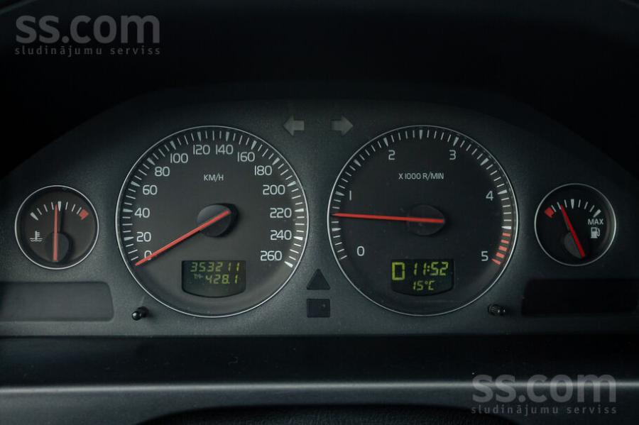 Grey Volvo XC70 2005 in Jelgava, with an engine capacity of 2.40 L and mileage of 353 thousand km for 2800 €, photo 16 on AUTOMOTO.COM.LV