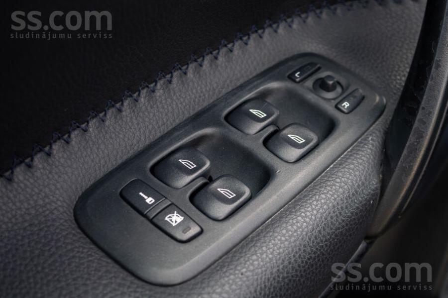 Grey Volvo XC70 2005 in Jelgava, with an engine capacity of 2.40 L and mileage of 353 thousand km for 2800 €, photo 21 on AUTOMOTO.COM.LV