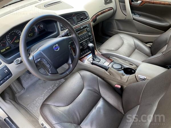 Grey Volvo XC70 2005 in Riga, with an engine capacity of 2.40 L and mileage of 332 thousand km for 4500 €, photo 10 on AUTOMOTO.COM.LV