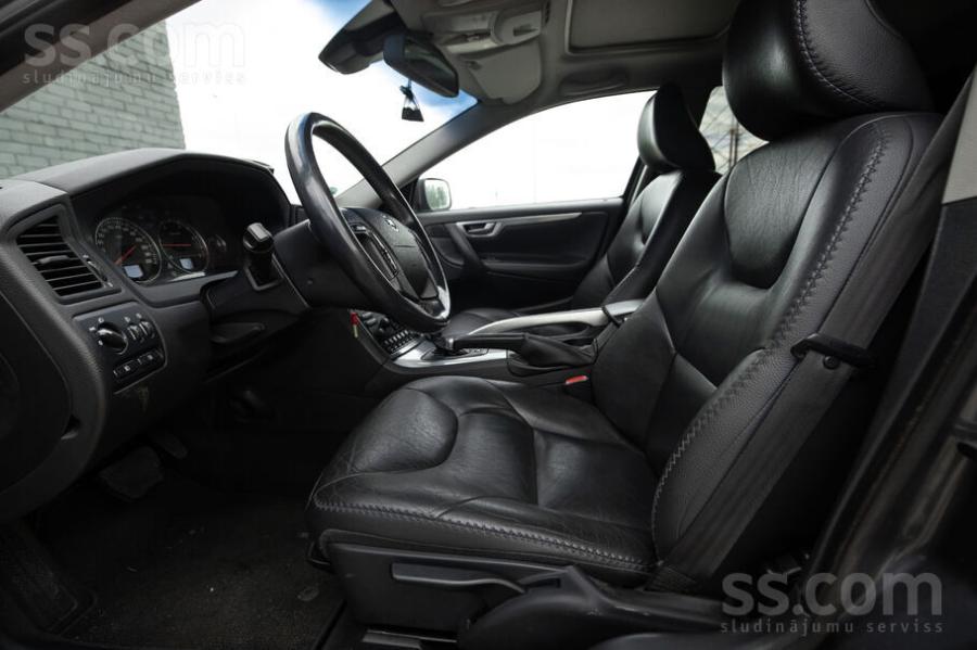 Grey Volvo XC70 2005 in Tukums, with an engine capacity of 2.40 L and mileage of 0 thousand km for 4200 €, photo 9 on AUTOMOTO.COM.LV