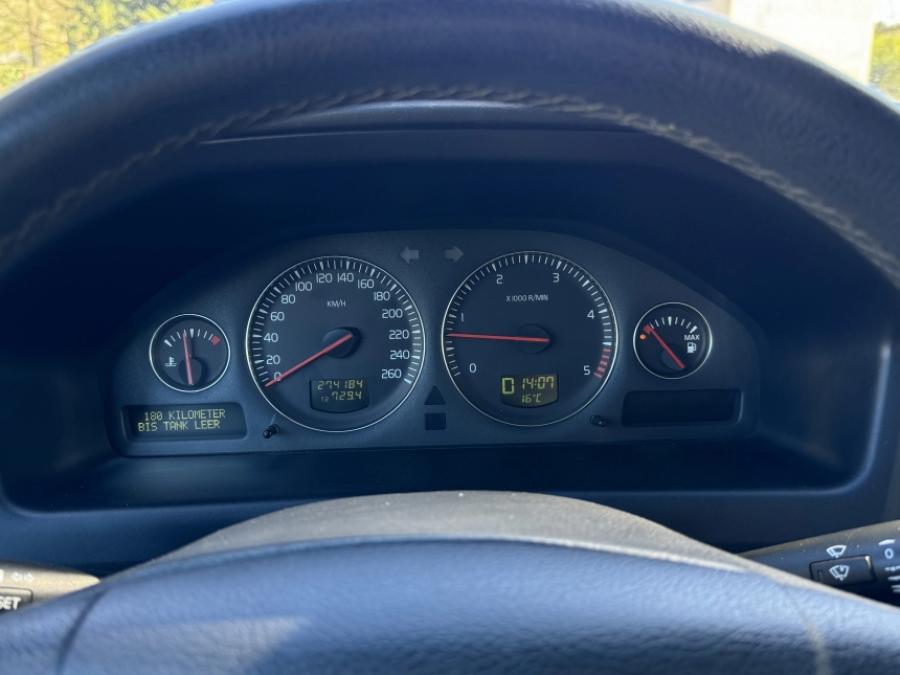 Grey Volvo XC70 2005 in Riga, with an engine capacity of 2.40 L and mileage of 274 thousand km for 4590 €, photo 10 on AUTOMOTO.COM.LV