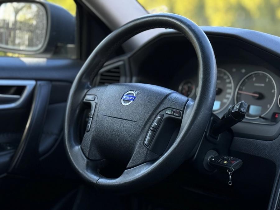 Grey Volvo XC70 2005 in Riga, with an engine capacity of 2.40 L and mileage of 274 thousand km for 4590 €, photo 17 on AUTOMOTO.COM.LV