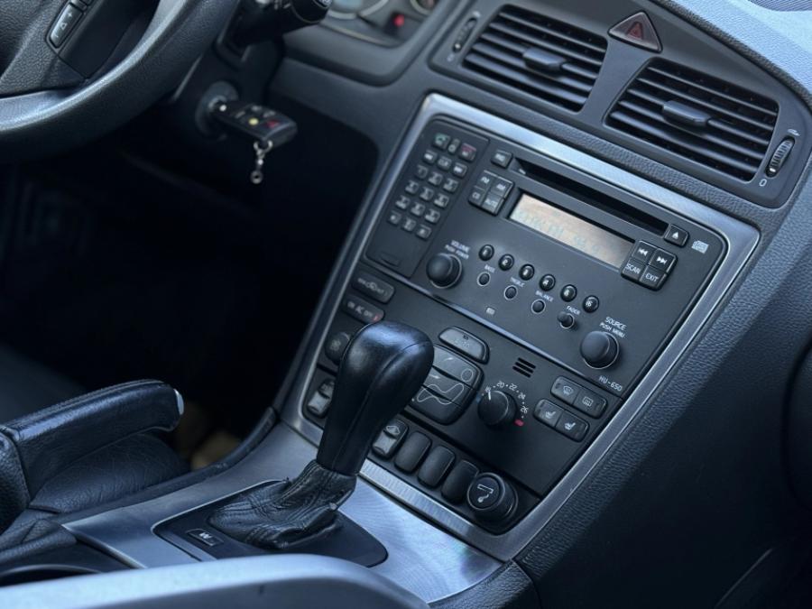 Grey Volvo XC70 2005 in Riga, with an engine capacity of 2.40 L and mileage of 274 thousand km for 4590 €, photo 18 on AUTOMOTO.COM.LV