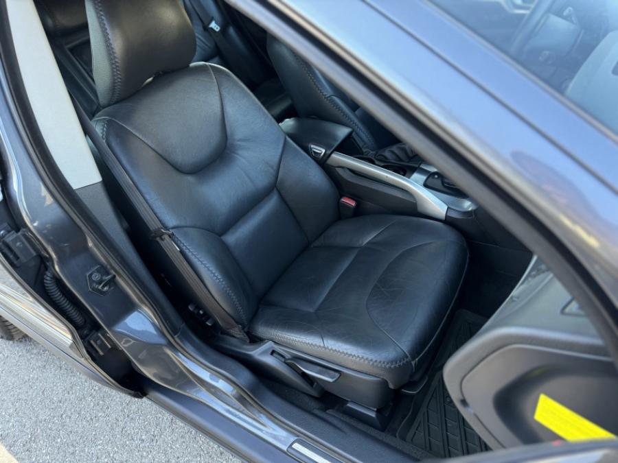 Grey Volvo XC70 2005 in Riga, with an engine capacity of 2.40 L and mileage of 274 thousand km for 4590 €, photo 20 on AUTOMOTO.COM.LV