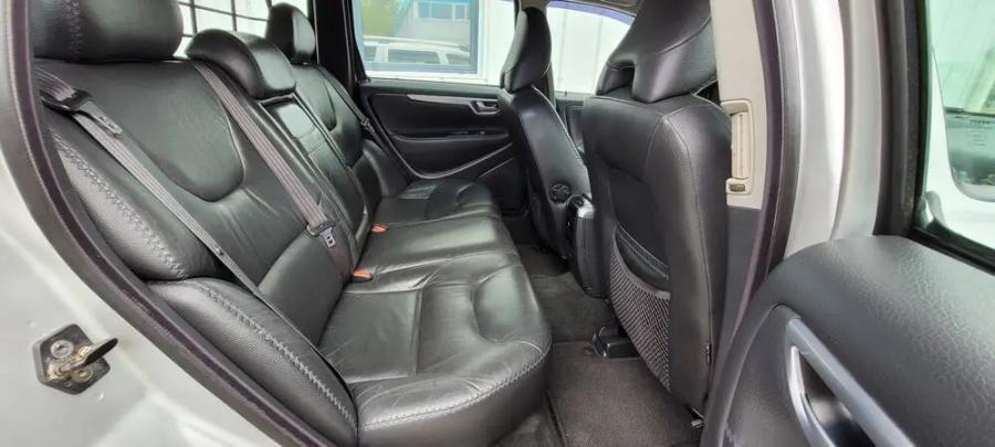 Pelēks Volvo XC70 2005 Rīga, ar dzinēja tilpumu 2.40 L un nobraukumu 353 tūkst. km par 3990 €, foto 14 vietnē AUTOMOTO.COM.LV