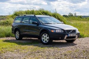Pelēks Volvo XC70 2005 Rīga, ar dzinēja tilpumu 2.50 L un nobraukumu 260 tūkst. km par 5490 €, foto  vietnē AUTOMOTO.COM.LV