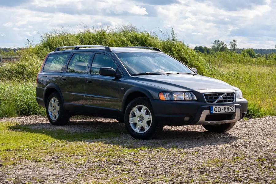 Pelēks Volvo XC70 2005 Rīga, ar dzinēja tilpumu 2.50 L un nobraukumu 260 tūkst. km par 5490 €, foto 1 vietnē AUTOMOTO.COM.LV