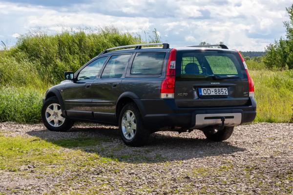 Grey Volvo XC70 2005 in Riga, with an engine capacity of 2.50 L and mileage of 260 thousand km for 5490 €, photo 2 on AUTOMOTO.COM.LV