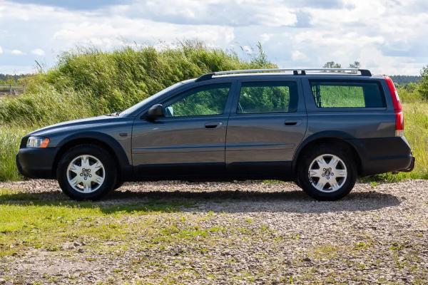 Grey Volvo XC70 2005 in Riga, with an engine capacity of 2.50 L and mileage of 260 thousand km for 5490 €, photo 8 on AUTOMOTO.COM.LV