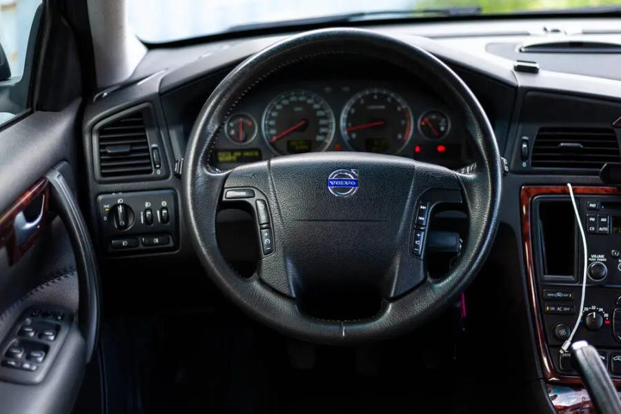 Pelēks Volvo XC70 2005 Rīga, ar dzinēja tilpumu 2.50 L un nobraukumu 260 tūkst. km par 5490 €, foto 25 vietnē AUTOMOTO.COM.LV