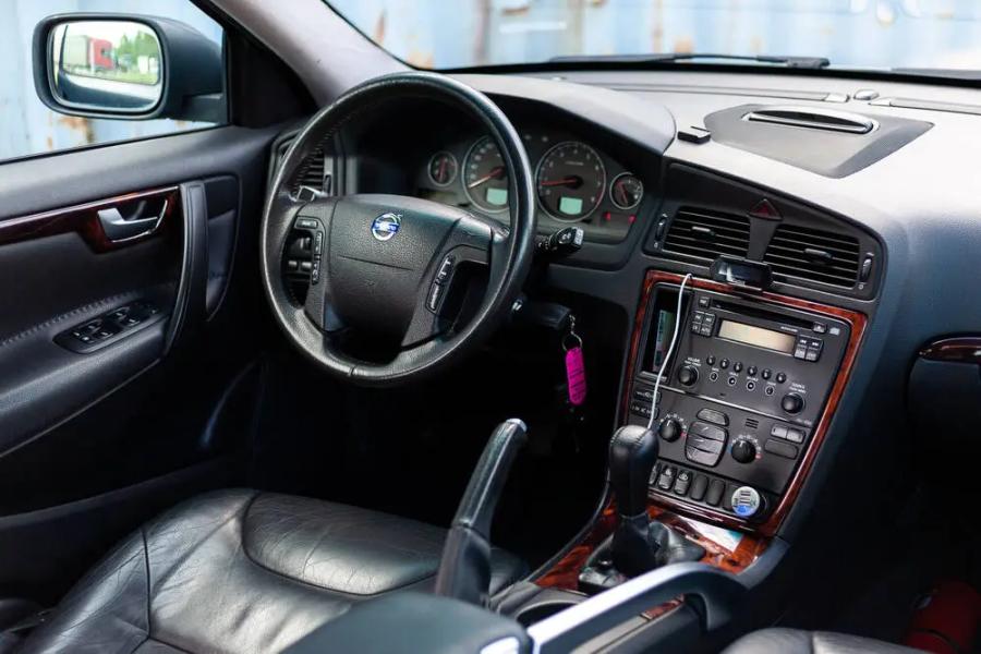 Pelēks Volvo XC70 2005 Rīga, ar dzinēja tilpumu 2.50 L un nobraukumu 260 tūkst. km par 5490 €, foto 26 vietnē AUTOMOTO.COM.LV