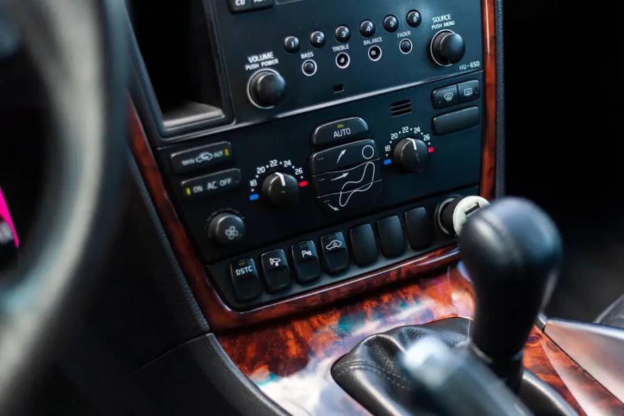 Pelēks Volvo XC70 2005 Rīga, ar dzinēja tilpumu 2.50 L un nobraukumu 260 tūkst. km par 5490 €, foto 30 vietnē AUTOMOTO.COM.LV