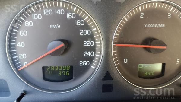 Grey Volvo XC70 2005 in Riga, with an engine capacity of 2.40 L and mileage of 283 thousand km for 3500 €, photo 9 on AUTOMOTO.COM.LV