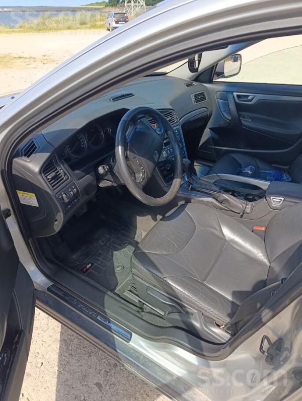 Grey Volvo XC70 2005 in Liepaja, with an engine capacity of 2.40 L and mileage of 420 thousand km for 1500 €, photo 7 on AUTOMOTO.COM.LV