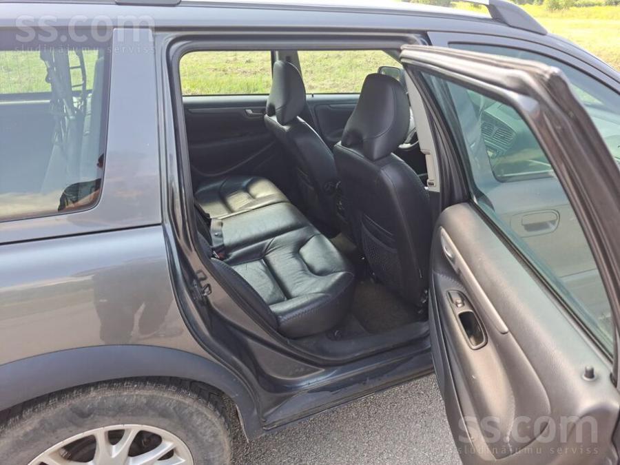 Grey Volvo XC70 2005 in Riga, with an engine capacity of 2.40 L and mileage of 306 thousand km for 2850 €, photo 10 on AUTOMOTO.COM.LV