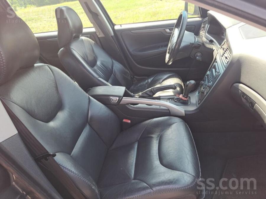 Grey Volvo XC70 2005 in Riga, with an engine capacity of 2.40 L and mileage of 306 thousand km for 2850 €, photo 11 on AUTOMOTO.COM.LV