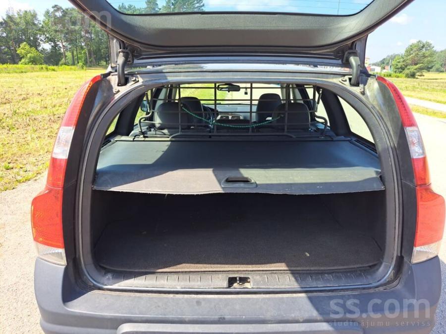 Grey Volvo XC70 2005 in Riga, with an engine capacity of 2.40 L and mileage of 306 thousand km for 2850 €, photo 13 on AUTOMOTO.COM.LV