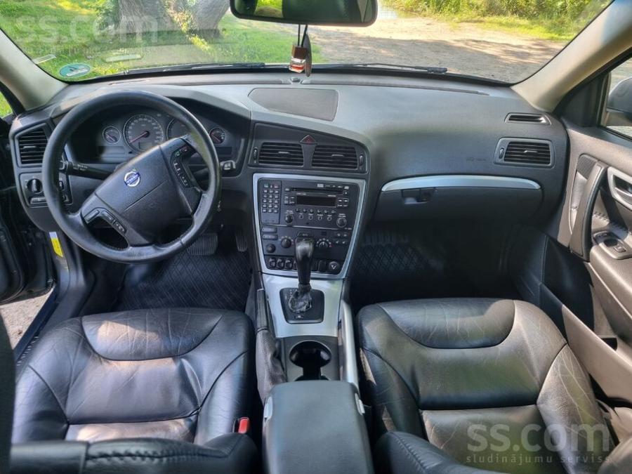Pelēks Volvo XC70 2005 Balvi, ar dzinēja tilpumu 2.40 L un nobraukumu 401 tūkst. km par 3300 €, foto 3 vietnē AUTOMOTO.COM.LV