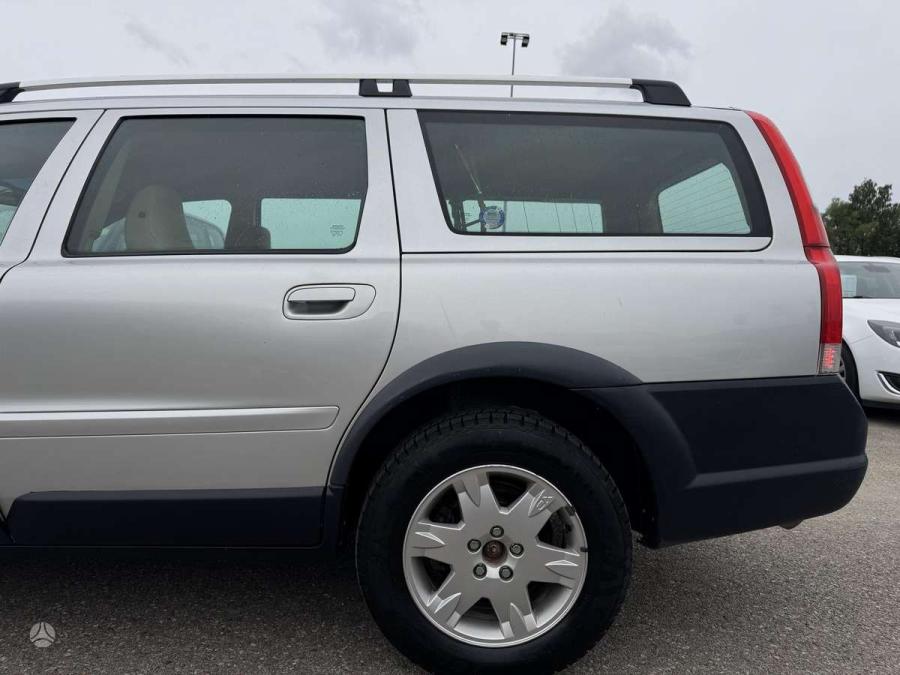 Pelēks Volvo XC70 2005 Viļņa, ar dzinēja tilpumu 2.40 L un nobraukumu 334 tūkst. km par 2990 €, foto 14 vietnē AUTOMOTO.COM.LV