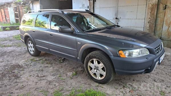 Grey Volvo XC70 2005 in Riga, with an engine capacity of 2.40 L and mileage of 435 thousand km for 3100 €, photo 1 on AUTOMOTO.COM.LV