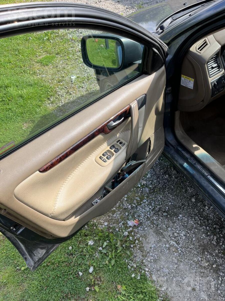 Pelēks Volvo XC70 2005 Limbaži, ar dzinēja tilpumu 2.40 L un nobraukumu 438 tūkst. km par 1900 €, foto 7 vietnē AUTOMOTO.COM.LV