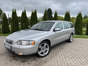 Pelēks Volvo XC70 2005 Ogre, ar dzinēja tilpumu 2.40 L un nobraukumu 318 tūkst. km par 2499 €, foto 1 vietnē AUTOMOTO.COM.LV