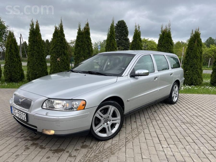 Pelēks Volvo XC70 2005 Ogre, ar dzinēja tilpumu 2.40 L un nobraukumu 318 tūkst. km par 2499 €, foto 1 vietnē AUTOMOTO.COM.LV