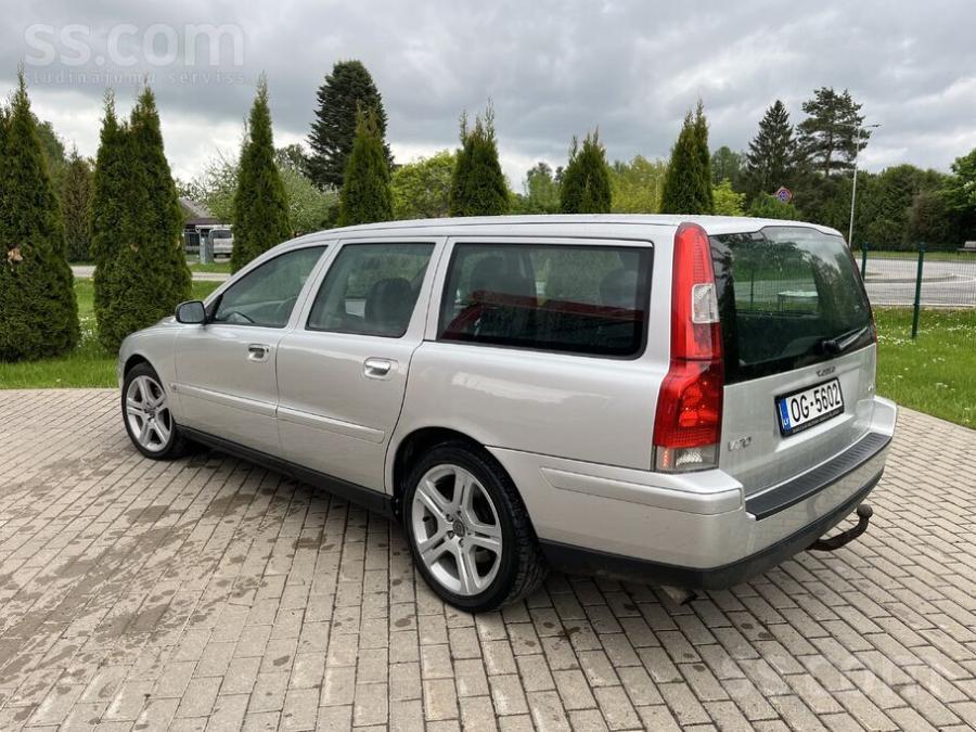 Pelēks Volvo XC70 2005 Ogre, ar dzinēja tilpumu 2.40 L un nobraukumu 318 tūkst. km par 2499 €, foto 4 vietnē AUTOMOTO.COM.LV
