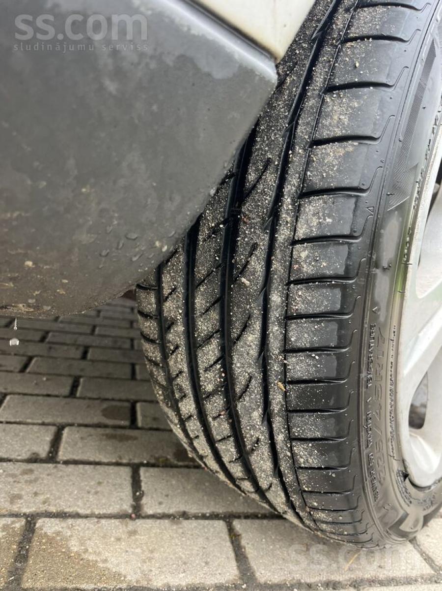 Pelēks Volvo XC70 2005 Ogre, ar dzinēja tilpumu 2.40 L un nobraukumu 318 tūkst. km par 2499 €, foto 7 vietnē AUTOMOTO.COM.LV