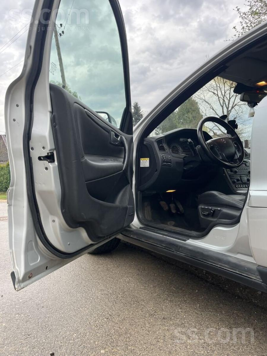 Pelēks Volvo XC70 2005 Ogre, ar dzinēja tilpumu 2.40 L un nobraukumu 318 tūkst. km par 2499 €, foto 12 vietnē AUTOMOTO.COM.LV