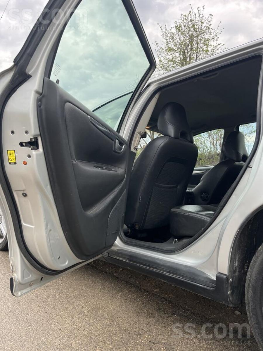 Pelēks Volvo XC70 2005 Ogre, ar dzinēja tilpumu 2.40 L un nobraukumu 318 tūkst. km par 2499 €, foto 13 vietnē AUTOMOTO.COM.LV