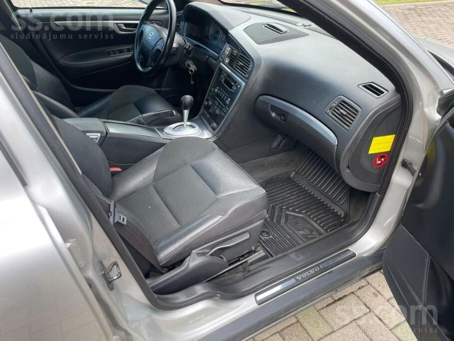 Pelēks Volvo XC70 2005 Ogre, ar dzinēja tilpumu 2.40 L un nobraukumu 318 tūkst. km par 2499 €, foto 19 vietnē AUTOMOTO.COM.LV