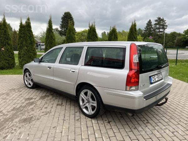 Pelēks Volvo XC70 2005 Ogre, ar dzinēja tilpumu 2.40 L un nobraukumu 318 tūkst. km par 2499 €, foto 4 vietnē AUTOMOTO.COM.LV