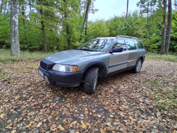 Volvo XC70 2005 in Dobele on AUTOMOTO.COM.LV Grey Volvo XC70 2005 in Dobele, with an engine capacity of 2.50 L and mileage of 427 thousand km for 1400 €, photo 1 on AUTOMOTO.COM.LV