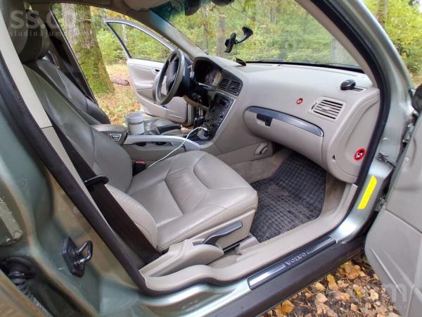 Volvo XC70 2005 in Dobele on AUTOMOTO.COM.LV Grey Volvo XC70 2005 in Dobele, with an engine capacity of 2.50 L and mileage of 427 thousand km for 1400 €, photo 8 on AUTOMOTO.COM.LV