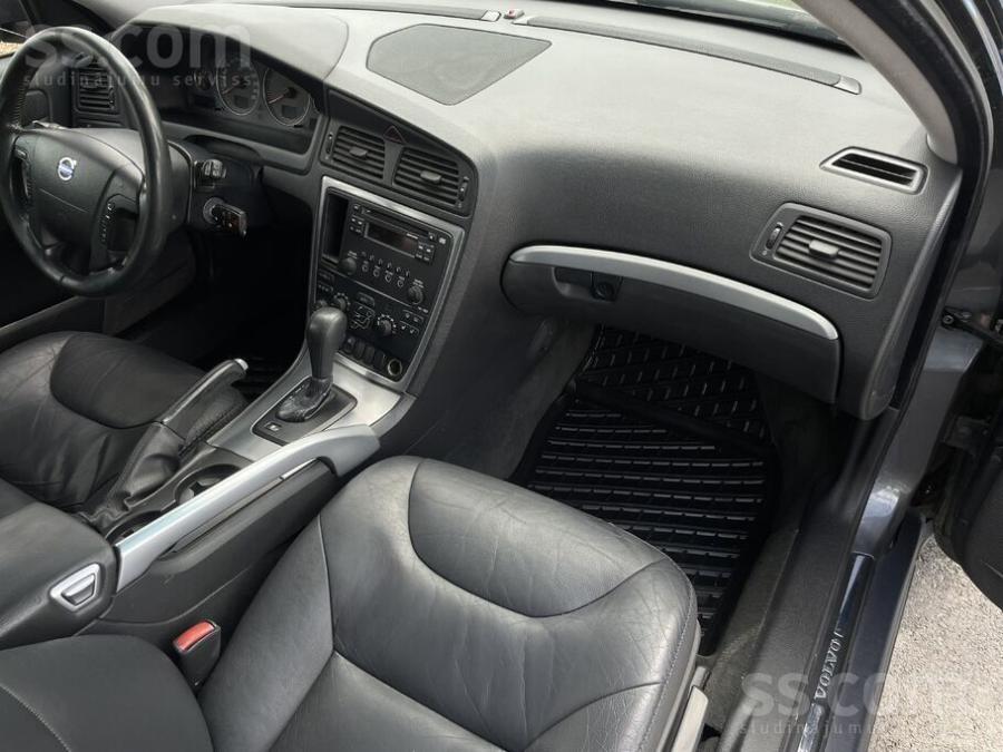 Pelēks Volvo XC70 2006 Rīga, ar dzinēja tilpumu 2.40 L un nobraukumu 387 tūkst. km par 2650 €, foto 13 vietnē AUTOMOTO.COM.LV