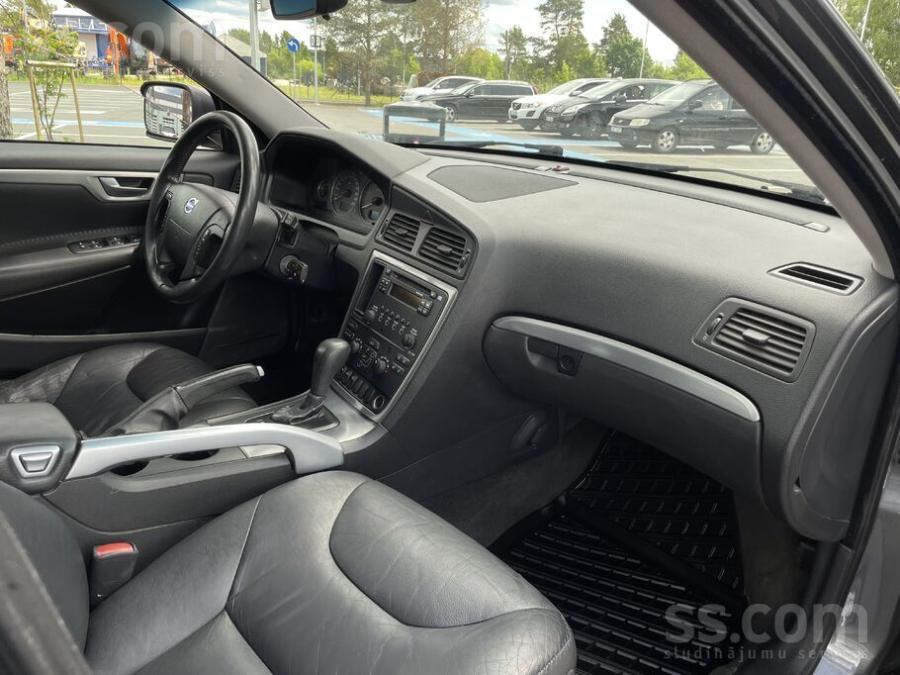 Pelēks Volvo XC70 2006 Rīga, ar dzinēja tilpumu 2.40 L un nobraukumu 387 tūkst. km par 2650 €, foto 14 vietnē AUTOMOTO.COM.LV