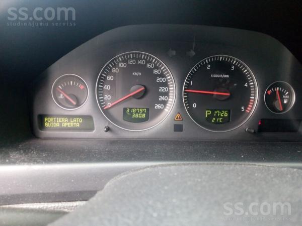 Grey Volvo XC70 2006 in Riga, with an engine capacity of 2.40 L and mileage of 319 thousand km for 3950 €, photo 6 on AUTOMOTO.COM.LV