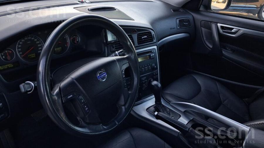 Grey Volvo XC70 2006 in Riga, with an engine capacity of 2.40 L and mileage of 246 thousand km for 3950 €, photo 4 on AUTOMOTO.COM.LV