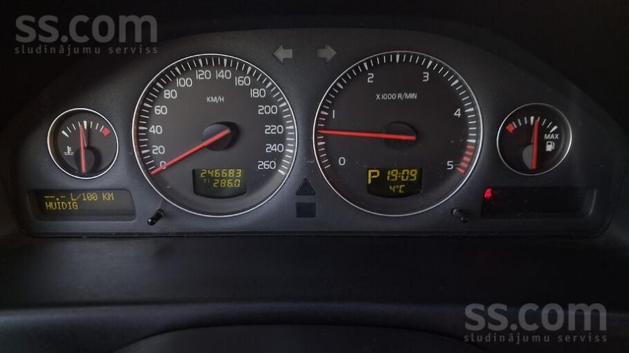 Grey Volvo XC70 2006 in Riga, with an engine capacity of 2.40 L and mileage of 246 thousand km for 3950 €, photo 17 on AUTOMOTO.COM.LV