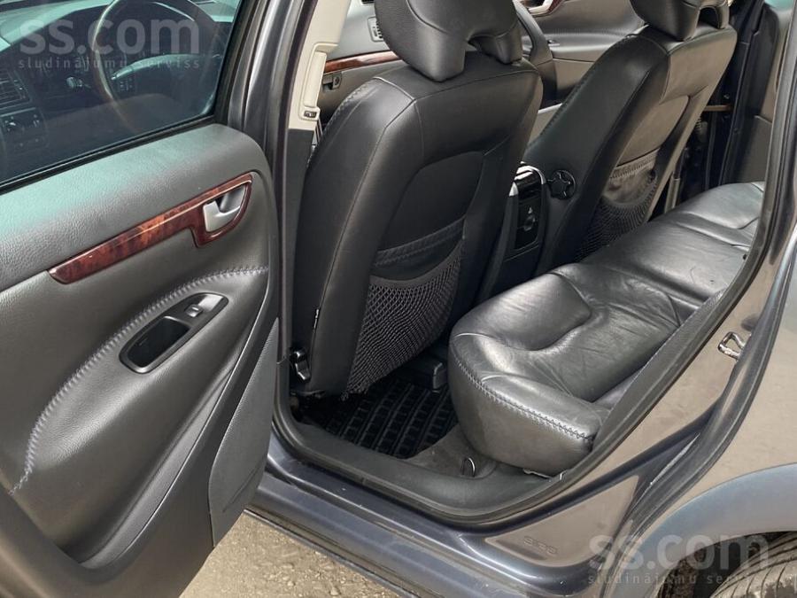 Pelēks Volvo XC70 2006 Rīga, ar dzinēja tilpumu 2.40 L un nobraukumu 330 tūkst. km par 3950 €, foto 16 vietnē AUTOMOTO.COM.LV