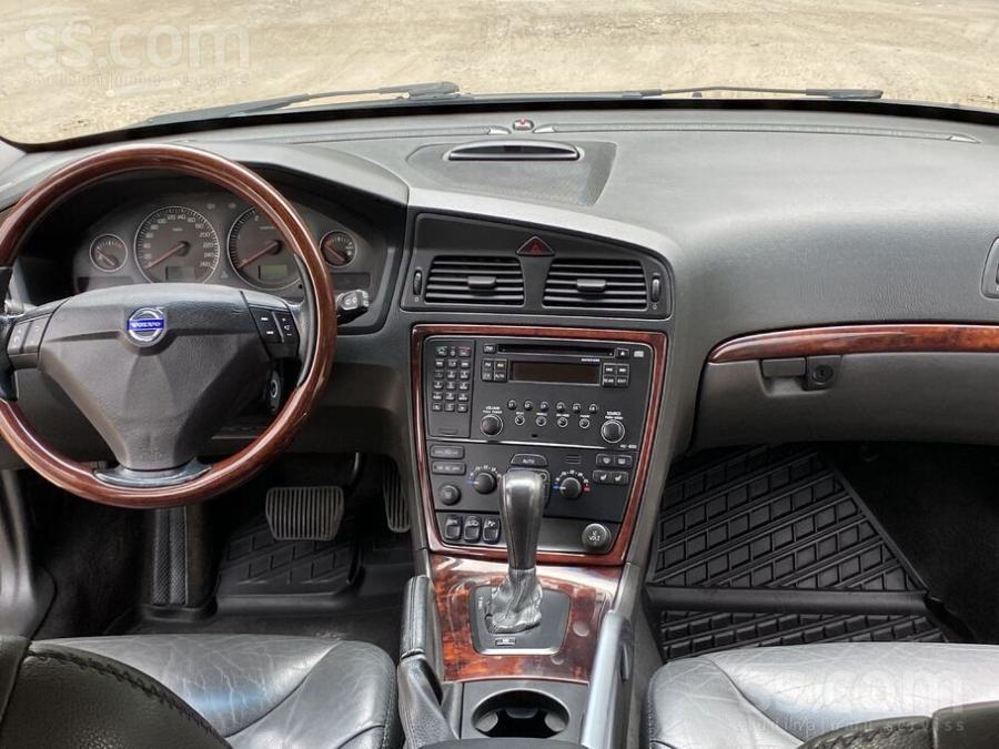 Pelēks Volvo XC70 2006 Rīga, ar dzinēja tilpumu 2.40 L un nobraukumu 330 tūkst. km par 3950 €, foto 17 vietnē AUTOMOTO.COM.LV