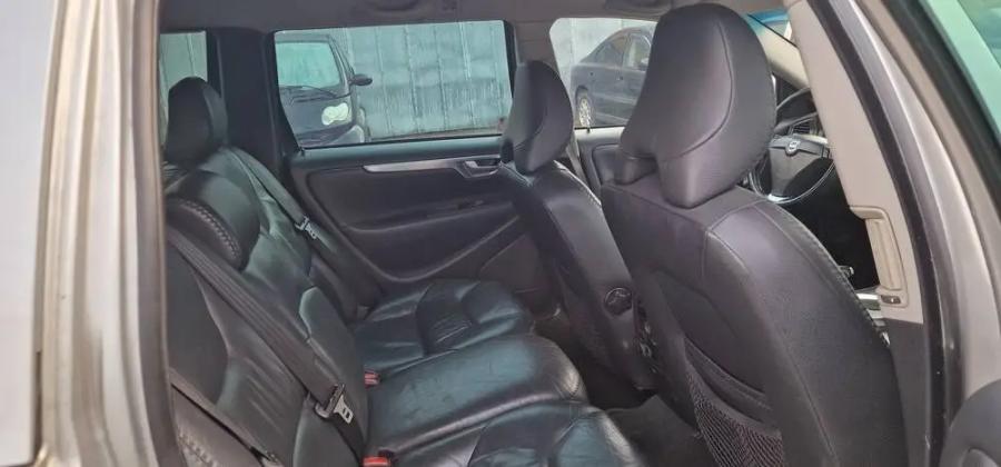 Grey Volvo XC70 2006 in Valmiera, with an engine capacity of 2.40 L and mileage of 3451 thousand km for 2700 €, photo 11 on AUTOMOTO.COM.LV