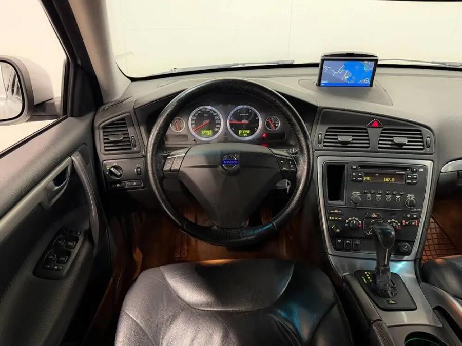 Pelēks Volvo XC70 2006 Jūrmala, ar dzinēja tilpumu 2.40 L un nobraukumu 325 tūkst. km par 3495 €, foto 16 vietnē AUTOMOTO.COM.LV
