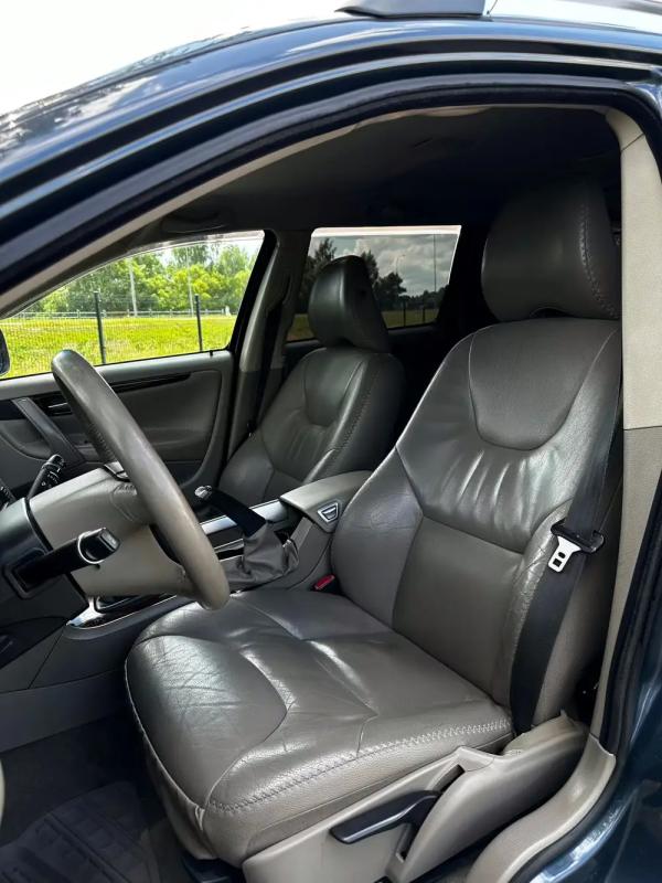 Pelēks Volvo XC70 2006 Jelgava, ar dzinēja tilpumu 2.40 L un nobraukumu 350 tūkst. km par 3300 €, foto 8 vietnē AUTOMOTO.COM.LV