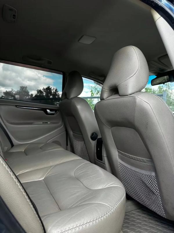 Pelēks Volvo XC70 2006 Jelgava, ar dzinēja tilpumu 2.40 L un nobraukumu 350 tūkst. km par 3300 €, foto 9 vietnē AUTOMOTO.COM.LV