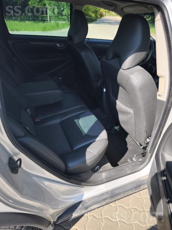 Grey Volvo XC70 2006 in Riga, with an engine capacity of 2.40 L and mileage of 308 thousand km for 5150 €, photo 5 on AUTOMOTO.COM.LV